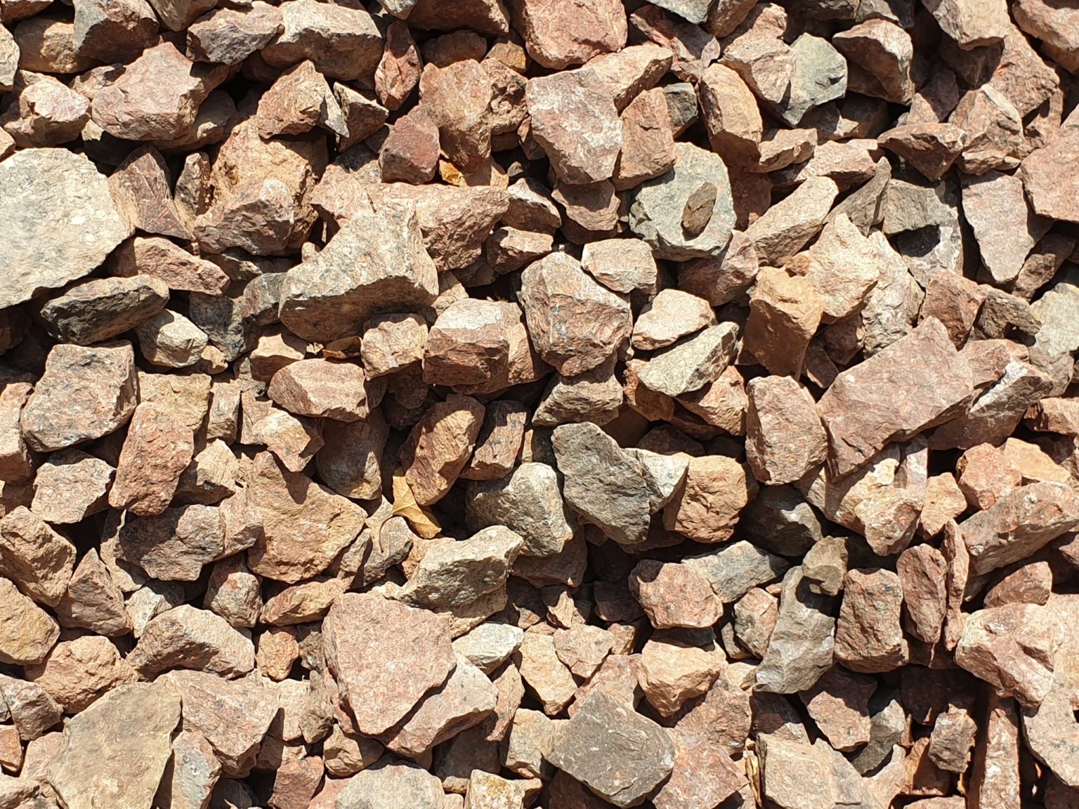 Carrière de granulats, graviers rouge, porphyre - Chiaverina